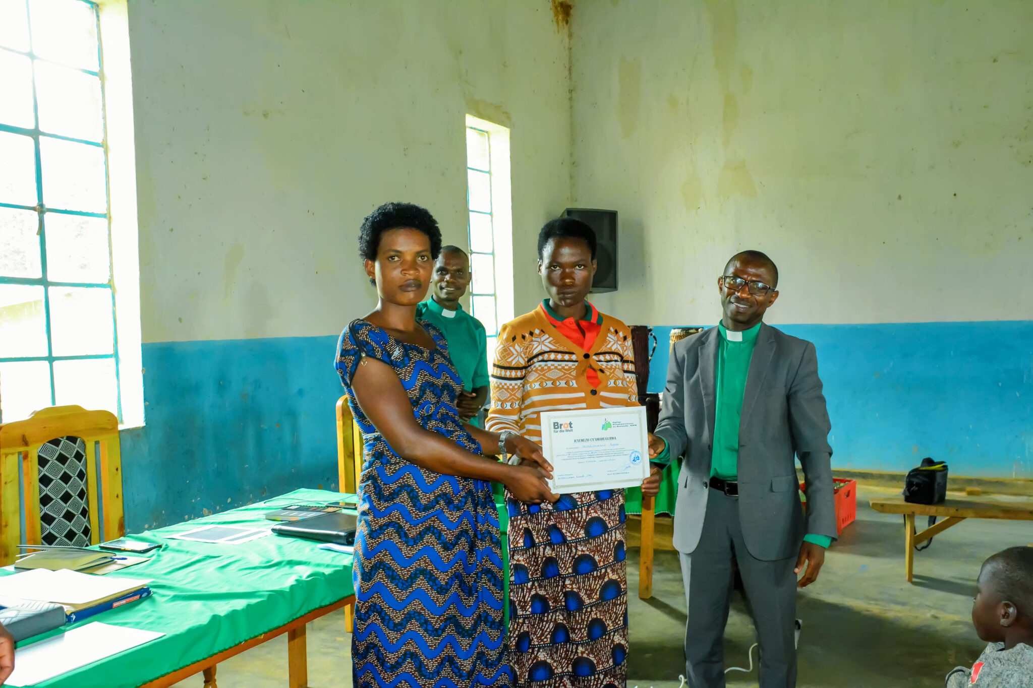 Delivery of Certificate to teen mothers - Eglise Presbyterienne au Rwanda